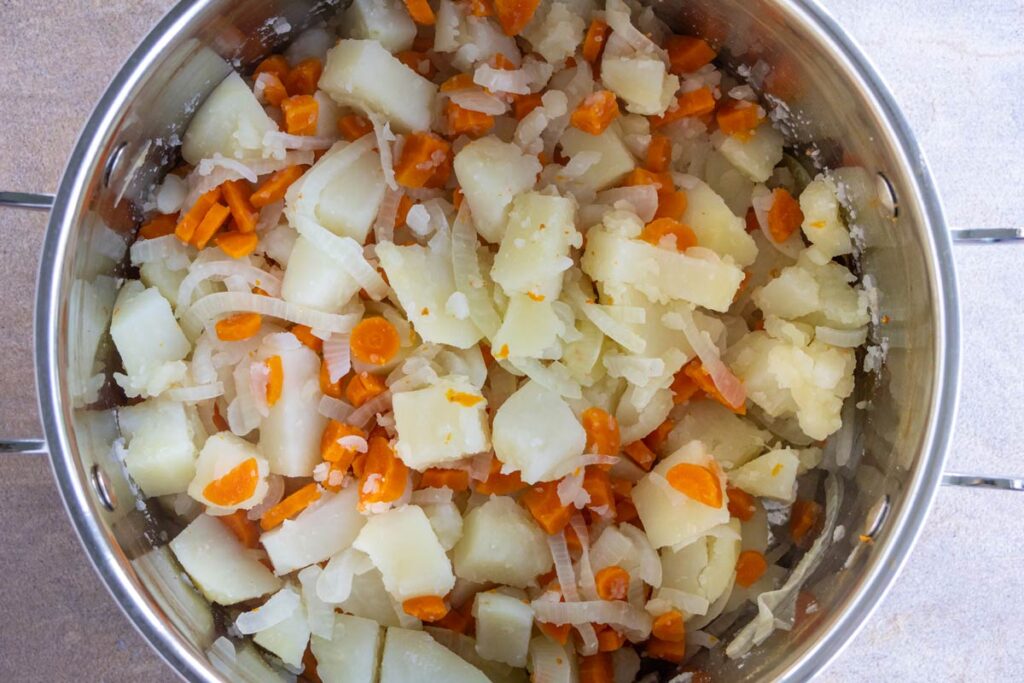 Hutspot (Dutch Mashed Potatoes, Onions, and Carrots) - Mission Food ...
